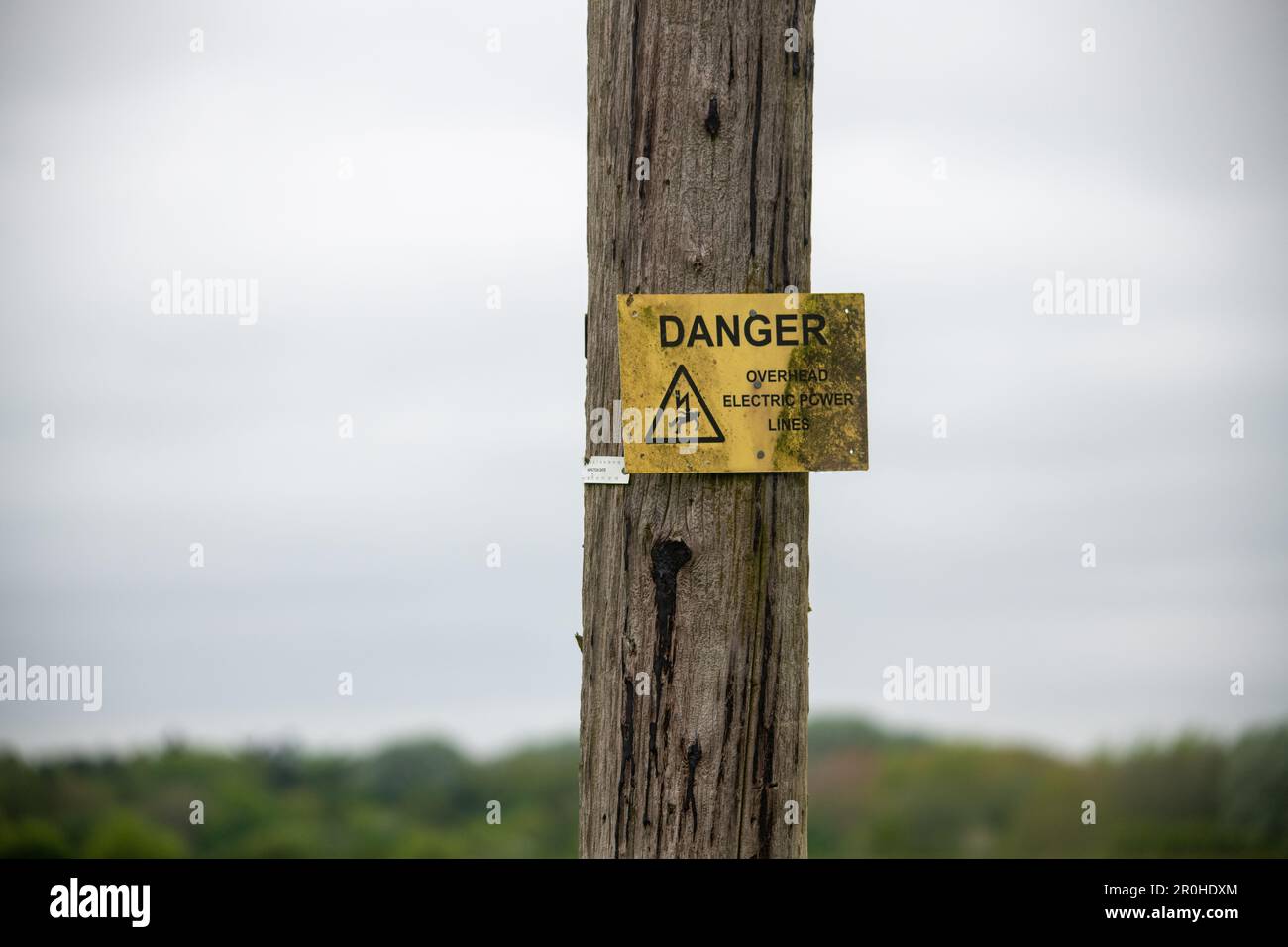 Overhead power line warning sign hi-res stock photography and images ...