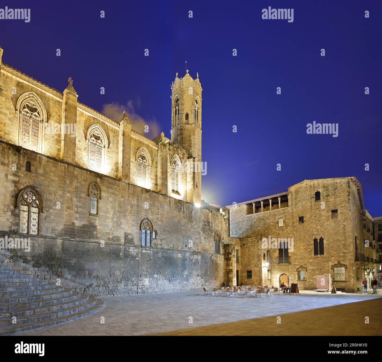 Illuminated Kings square at night, Placa del Rei, Barri Gotic ...