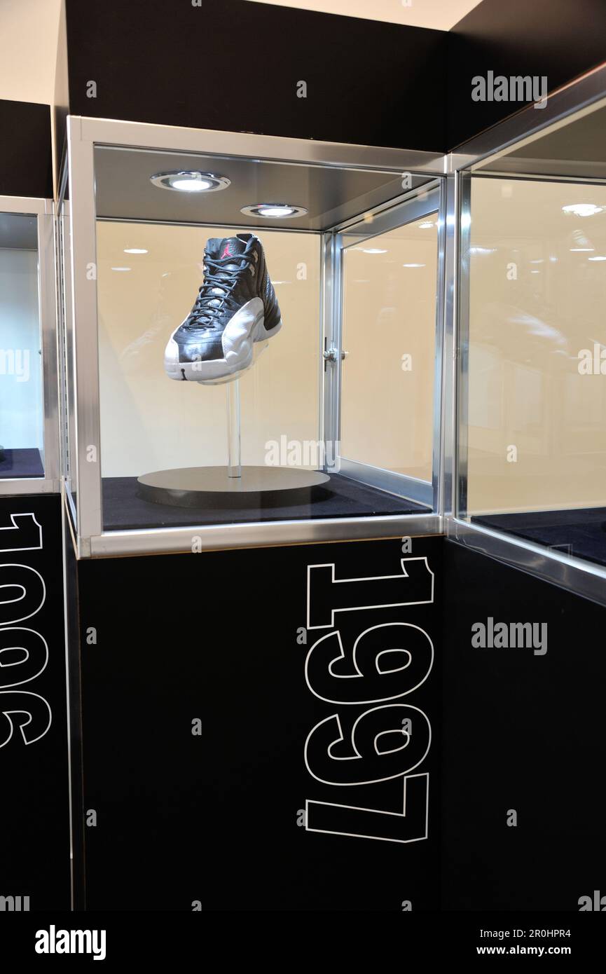 New York, USA. 08th May, 2023. The Dynasty Collection: The Complete Set ...