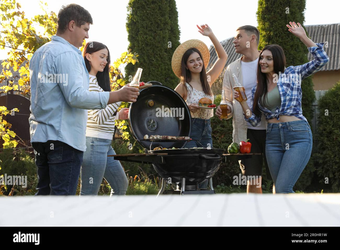 Friends having cookout hi-res stock photography and images - Alamy