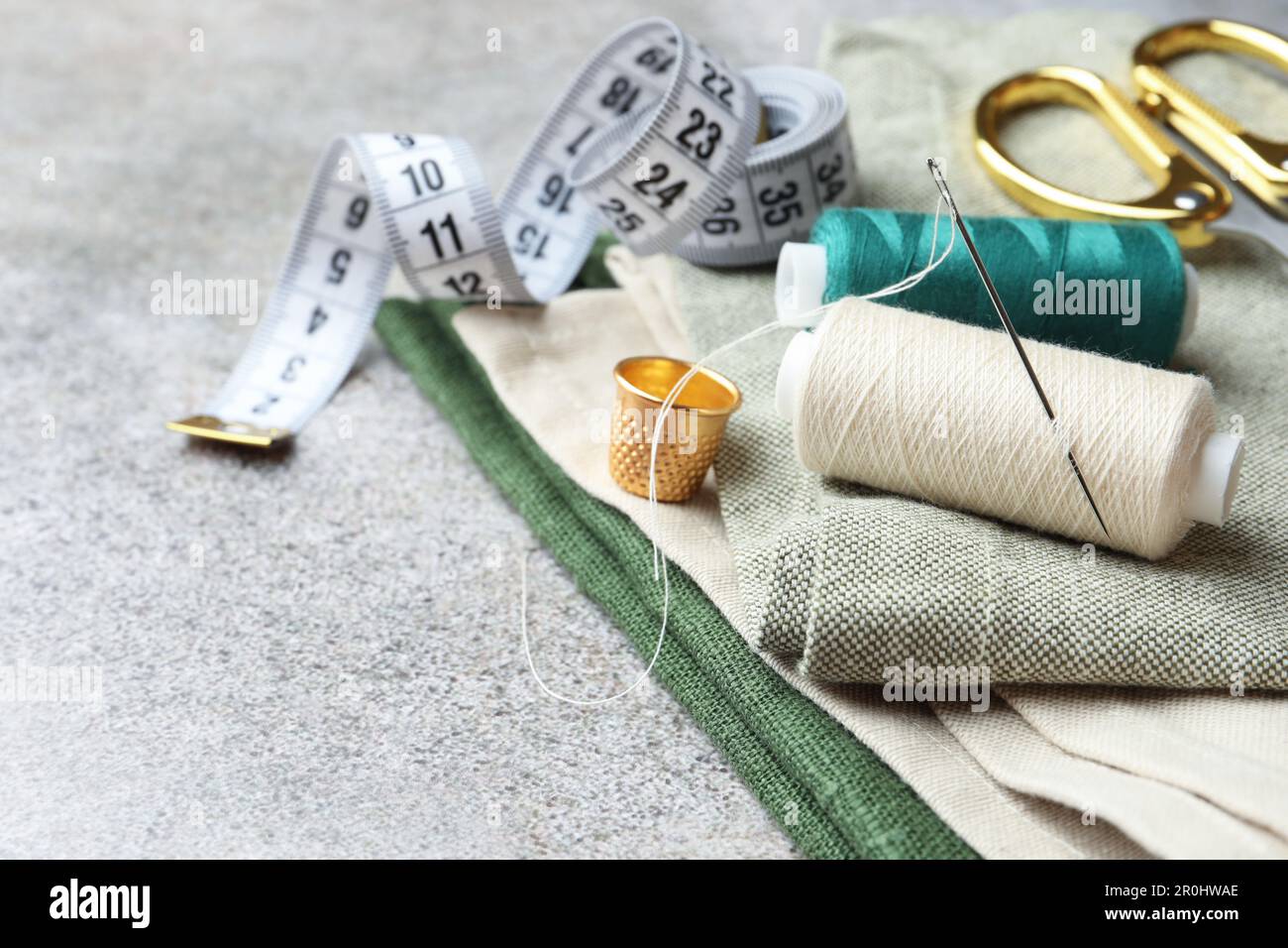 Spools of threads hi-res stock photography and images - Alamy