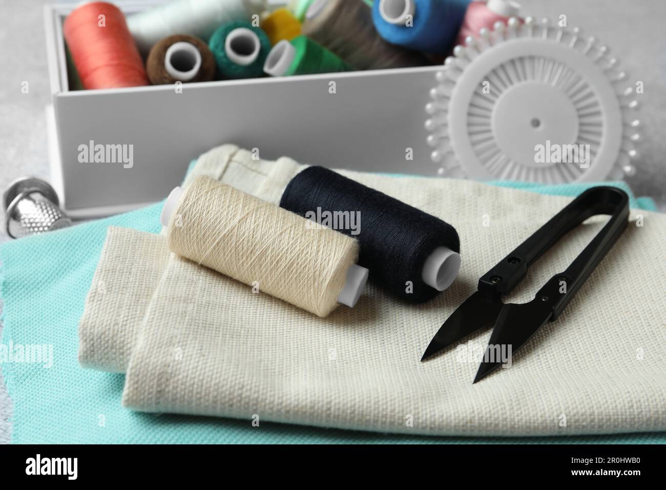 Set tailoring tools threads hi-res stock photography and images - Alamy