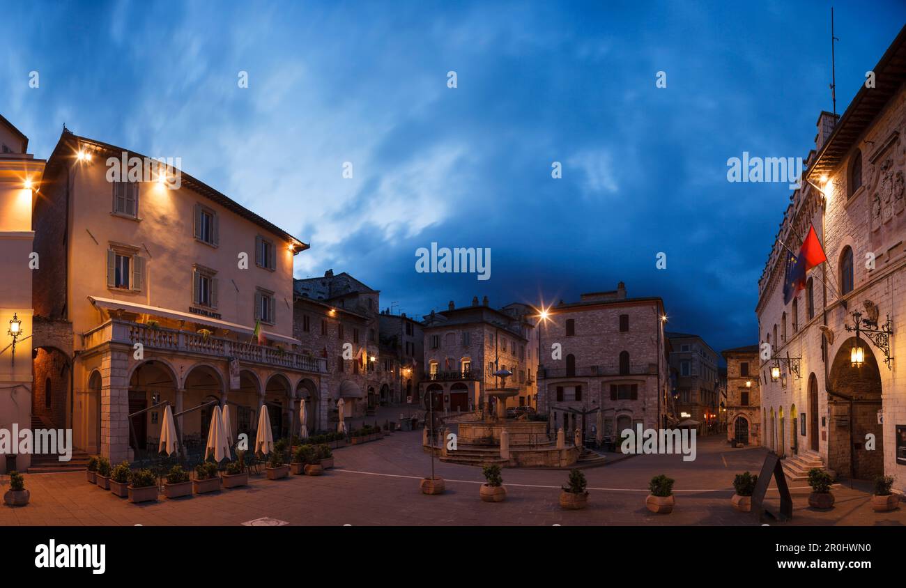 Piazza del Comune, main square with Palazzo dei Priori (r.), UNESCO ...