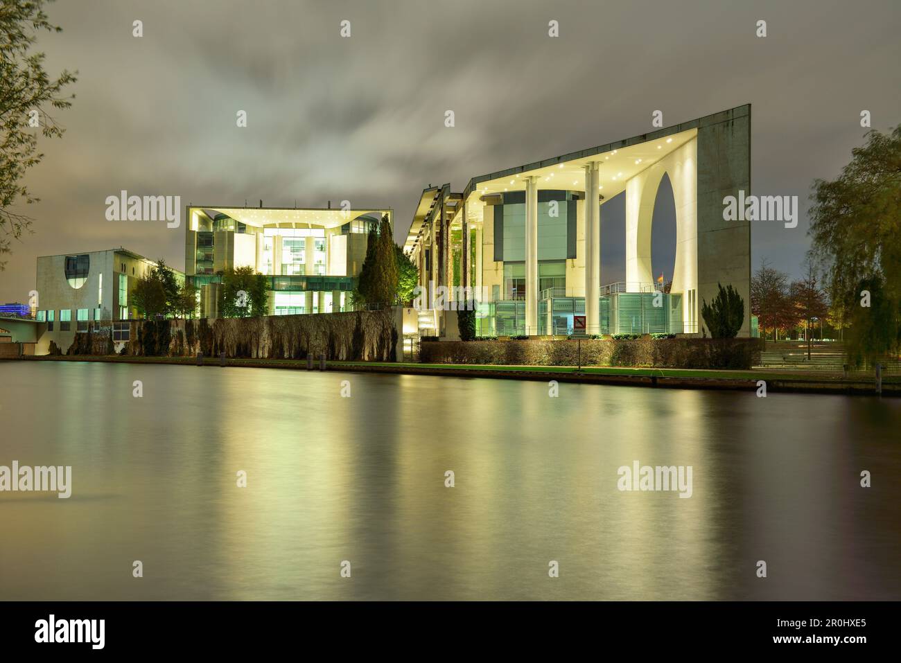 Illuminated building of the Bundeskanzleramt reflecting in the river ...