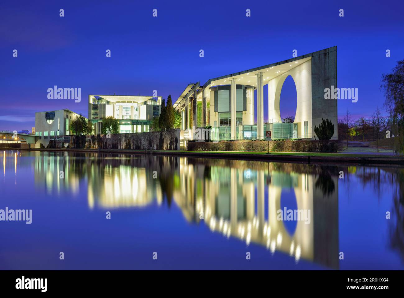 Illuminated building of Bundeskanzleramt reflecting in the river Spree ...