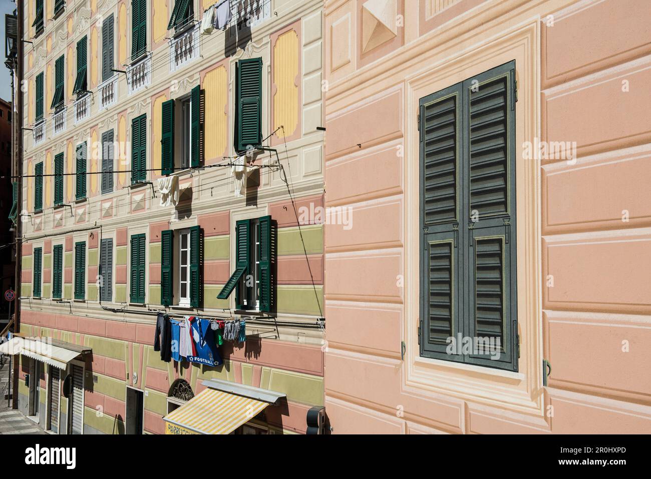 Fascade with real and painted windows, Camogli, province of Genua ...