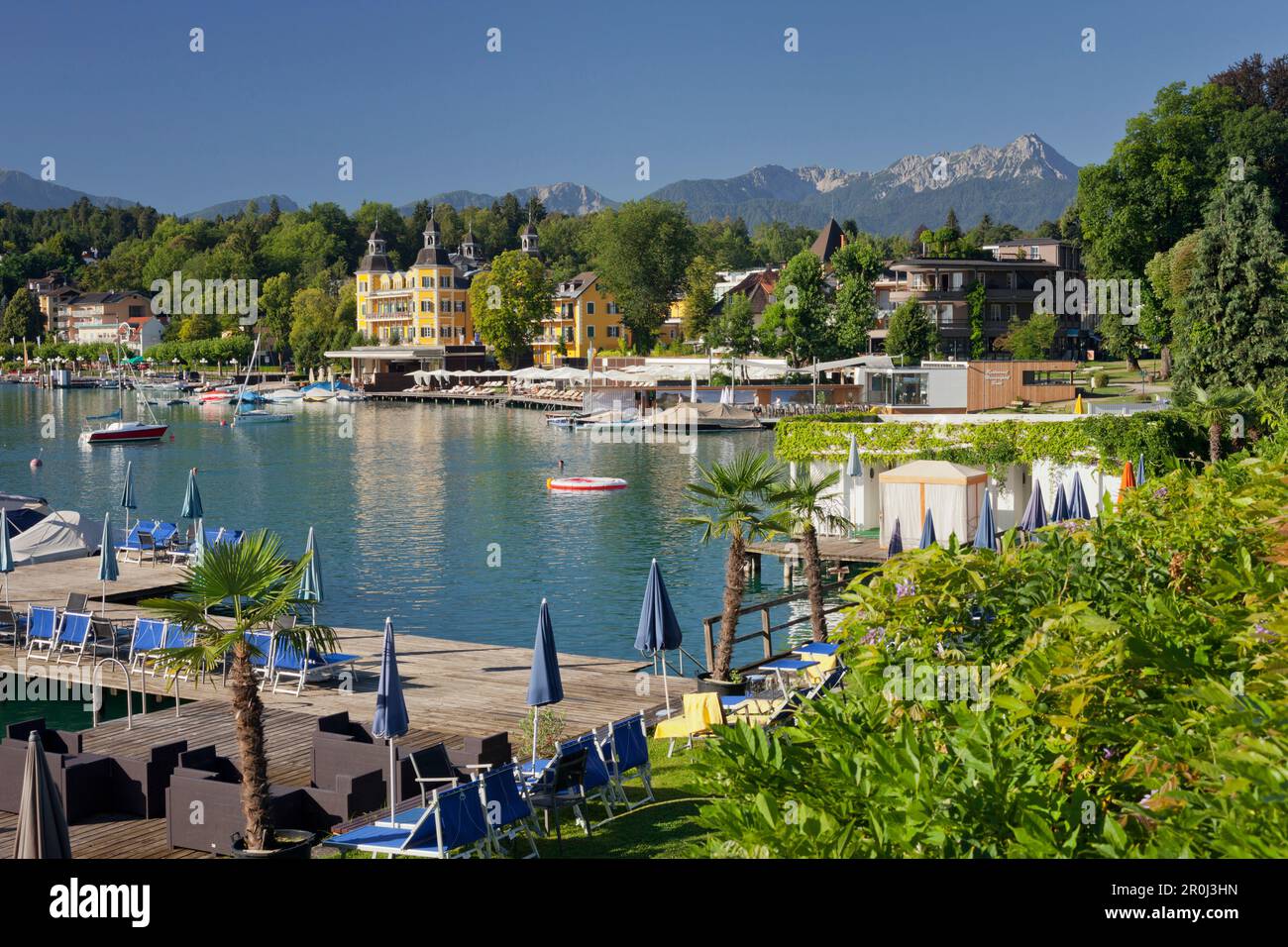 Velden castle with sun loungers and platform, Lake Woerthersee ...