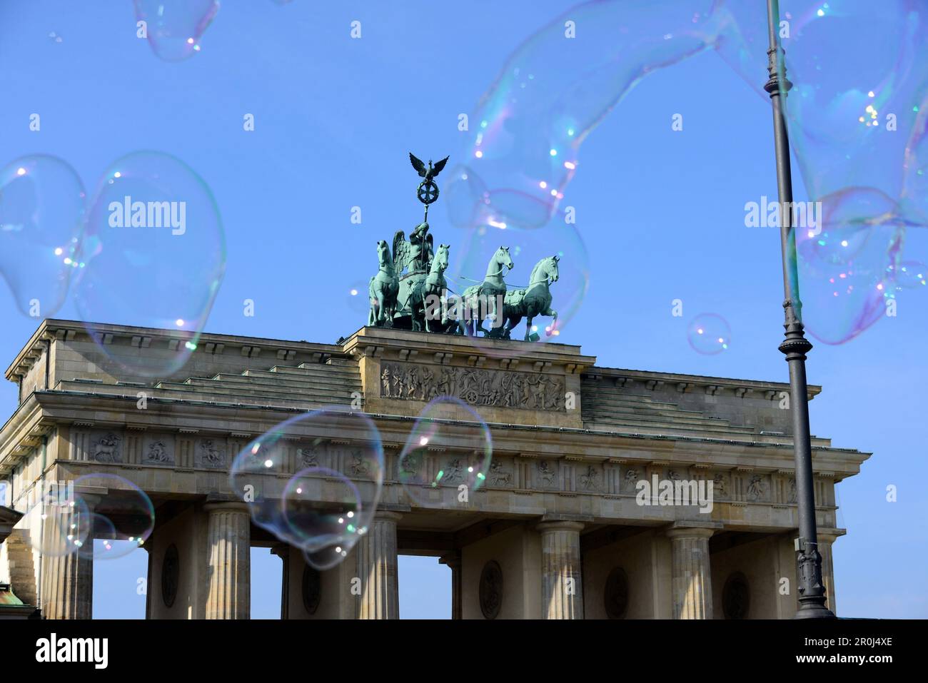 Brandenburg gate front sky berlin hi-res stock photography and images ...