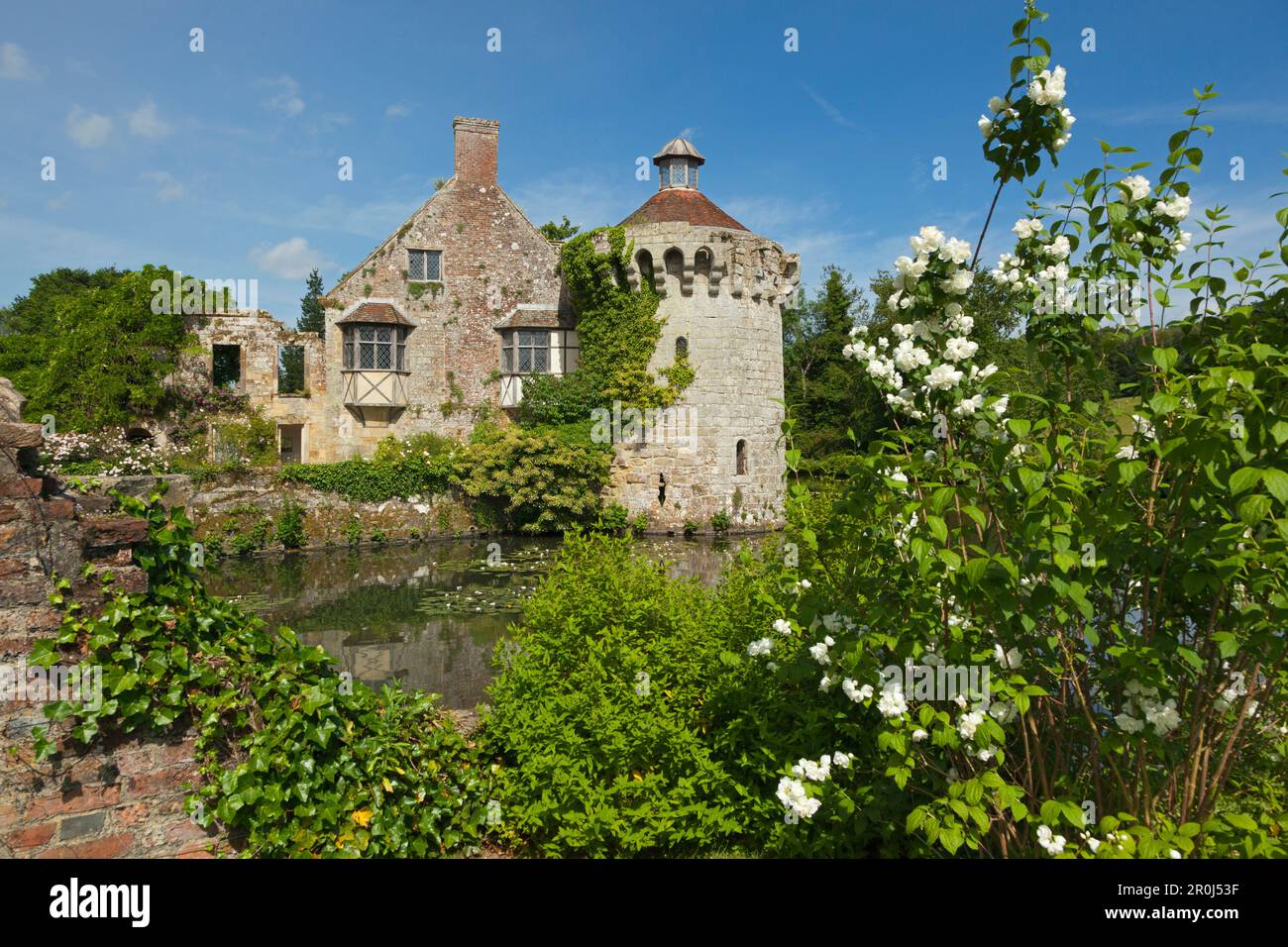 Moated castle, Scotney Castle, Kent, Great Britain Stock Photo - Alamy