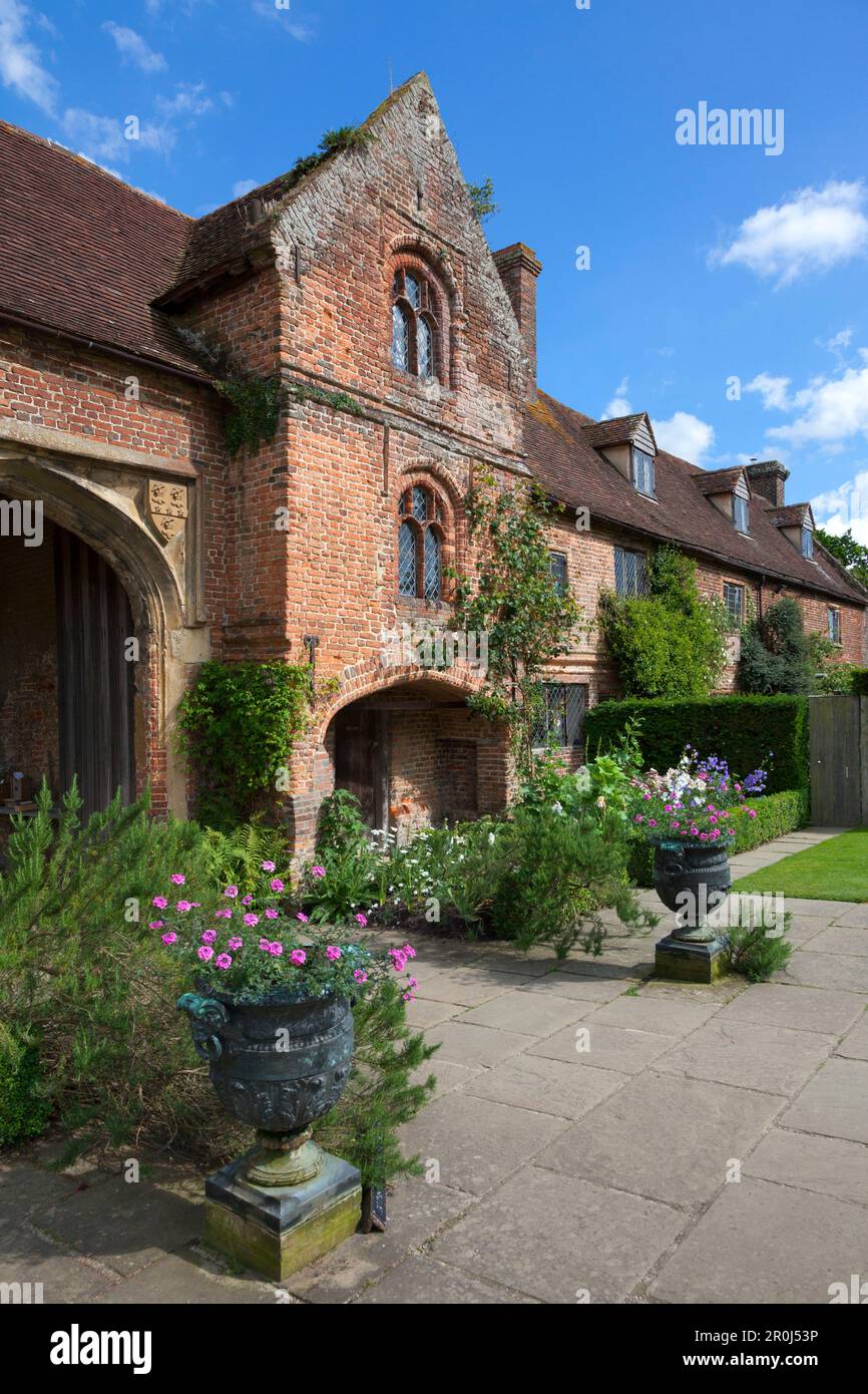 Entrance to the garden, Sissinghurst Castle Gardens, Kent, Great ...