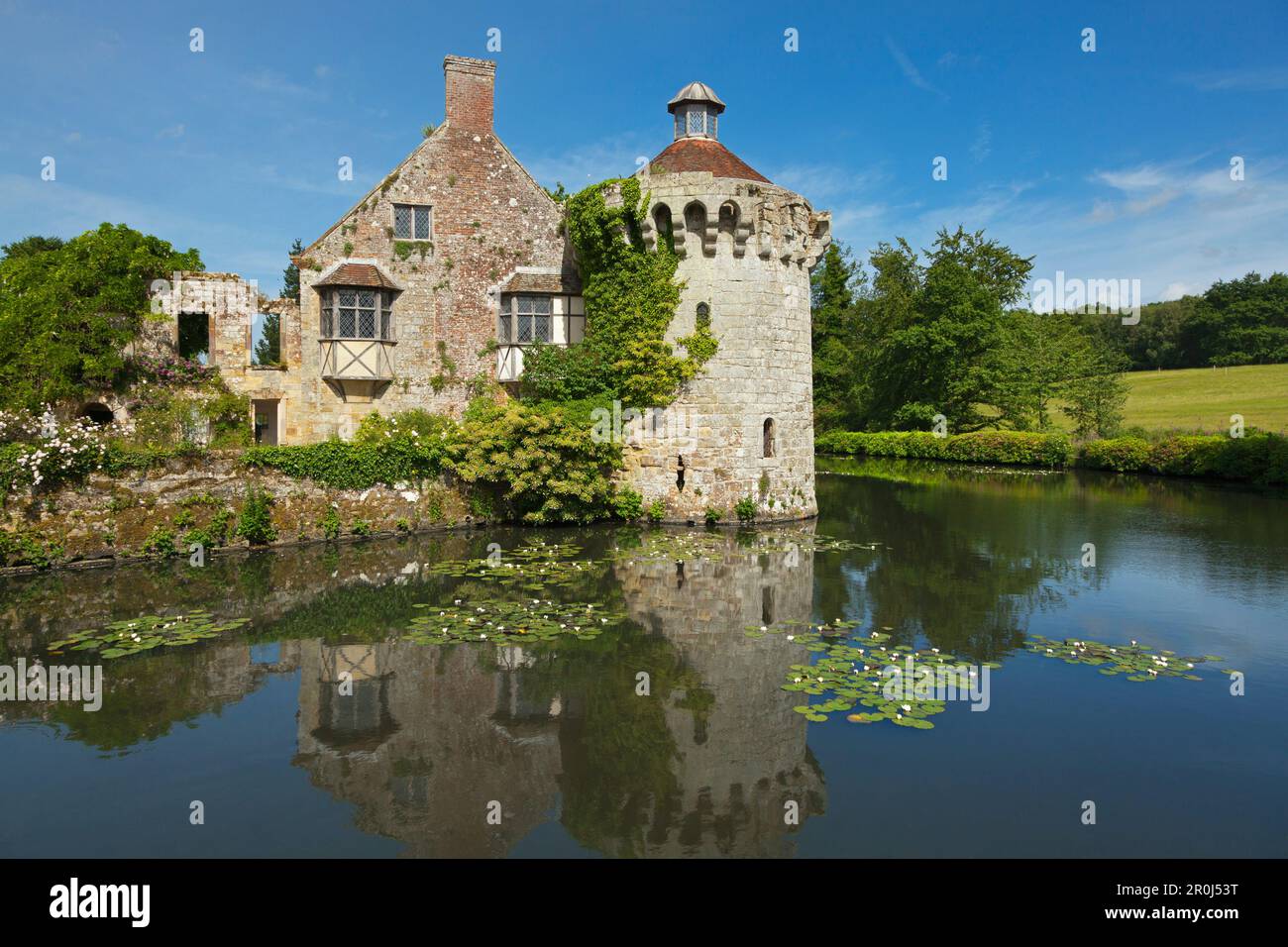Moated castle, Scotney Castle, Kent, Great Britain Stock Photo - Alamy