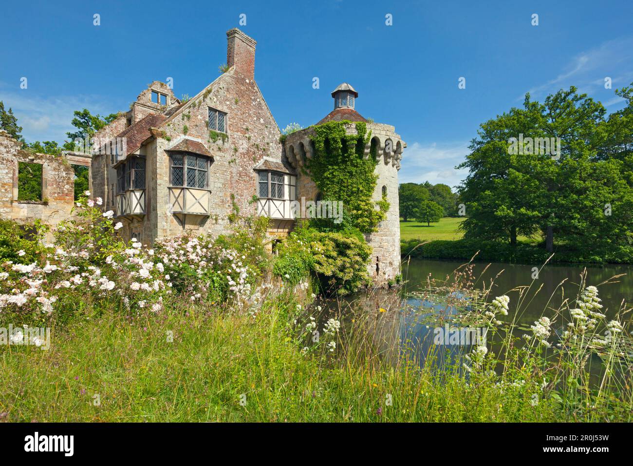 Moated castle, Scotney Castle, Kent, Great Britain Stock Photo - Alamy