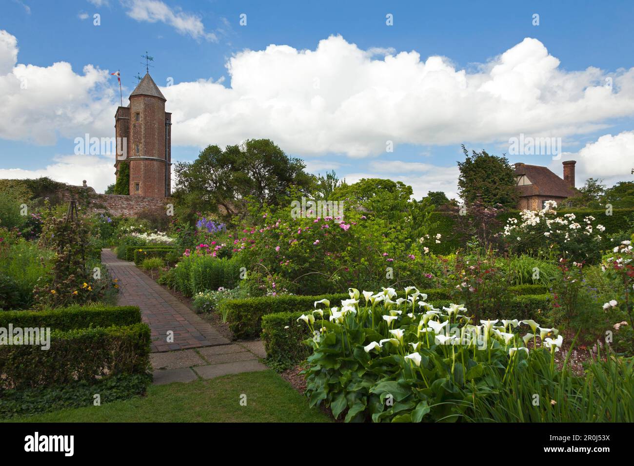 View from the Rose Garden to the Elizabethan tower, Sissinghurst Castle ...