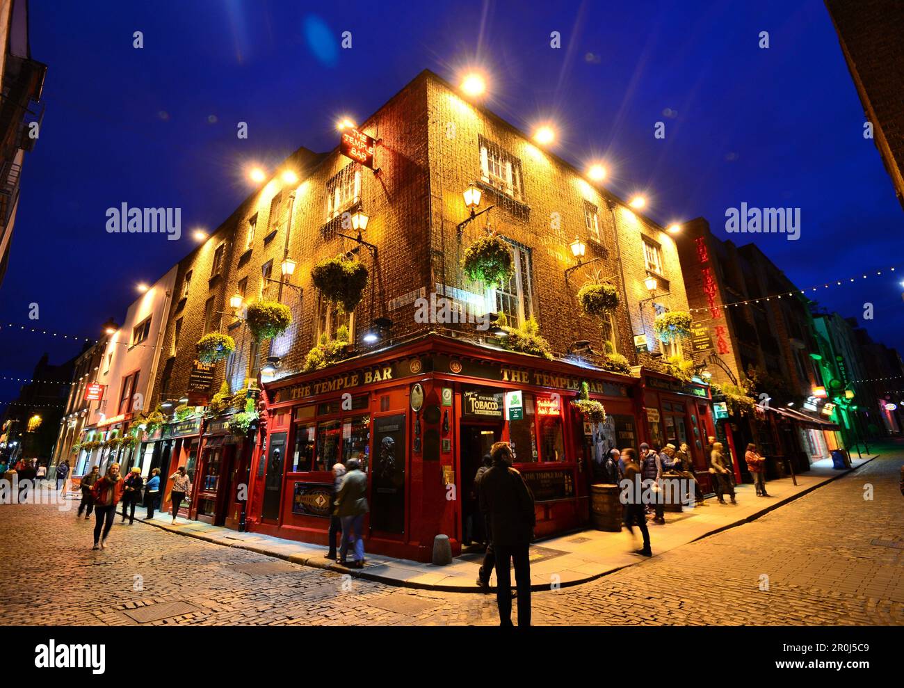 Bars and Pubs, In the Temple Bar quarter, Dublin, Ireland Stock Photo ...
