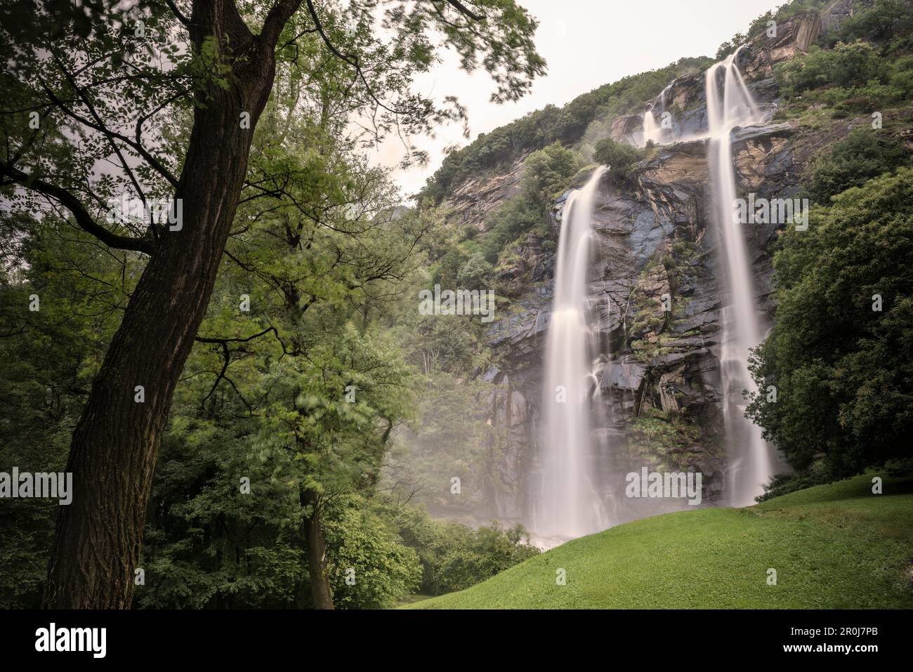 The two cascades of waterfall Cascata dell' acquafraggia, Lake Como ...
