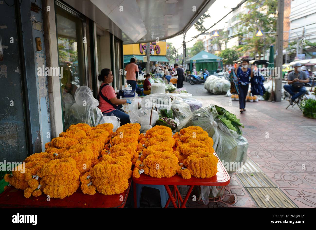 The colorful Pak Khlong Talat ( Flower market ) in Bangkok, Thailand ...