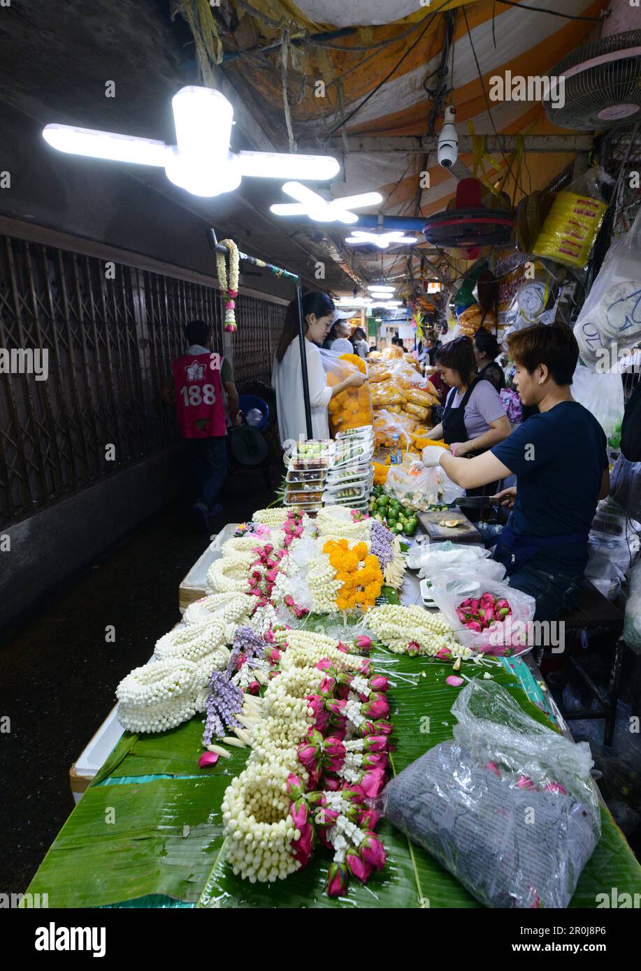 The colorful Pak Khlong Talat ( Flower market ) in Bangkok, Thailand ...