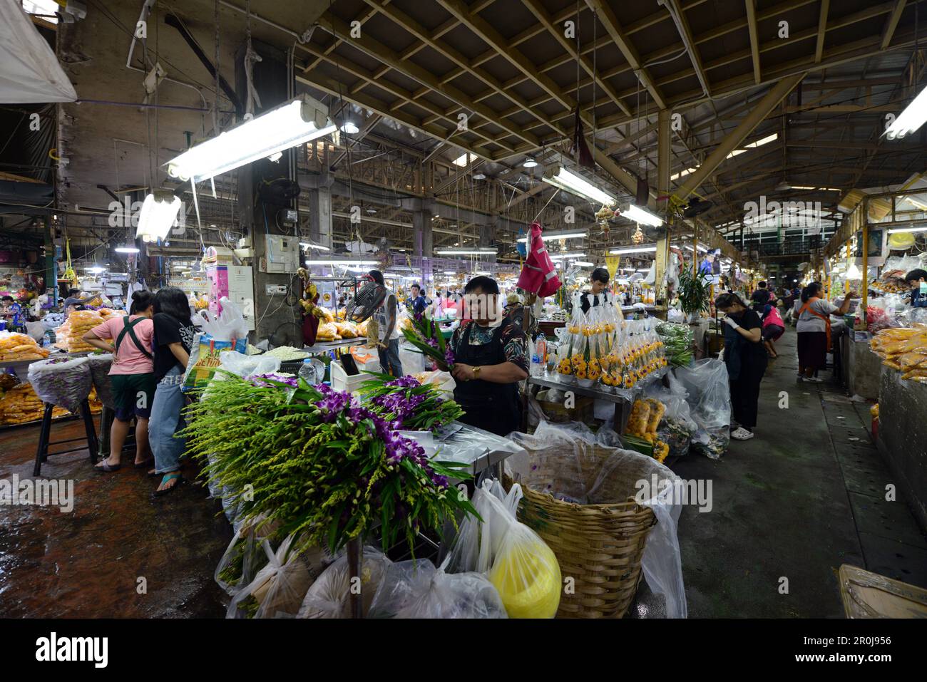 The colorful Pak Khlong Talat ( Flower market ) in Bangkok, Thailand ...
