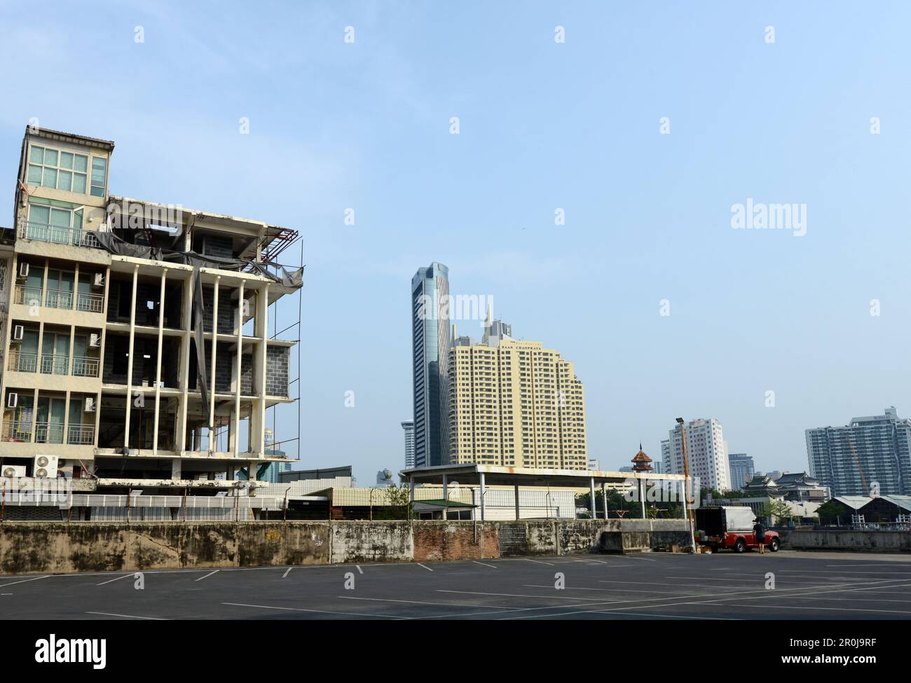 Empty spaces and old abandoned buildings along the Chao Phraya river ...
