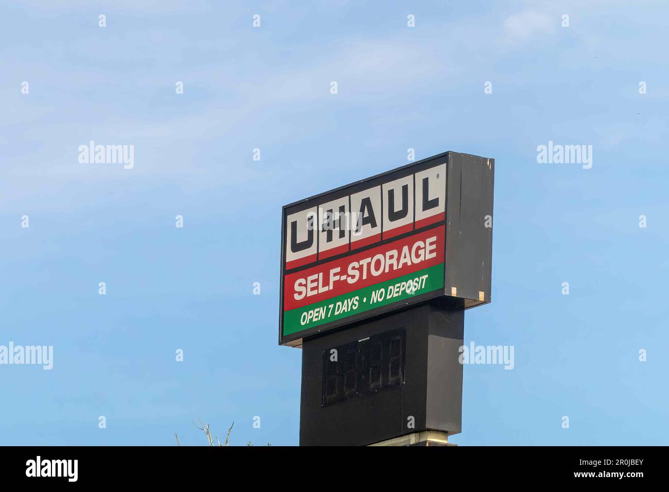 Uhaul self move rental truck hi-res stock photography and images - Alamy