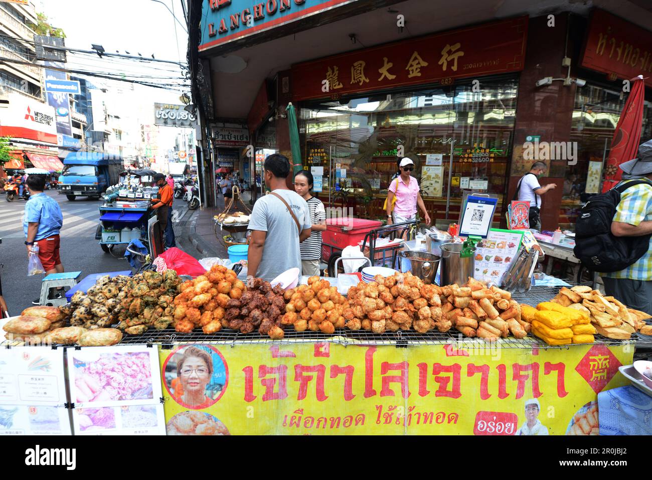 Walking through the markets in Chinatown in Bangkok, Thailand Stock Photo - Alamy