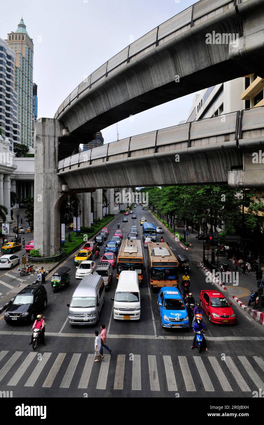 Pedestrians crossing ratchadamri road hi-res stock photography and ...