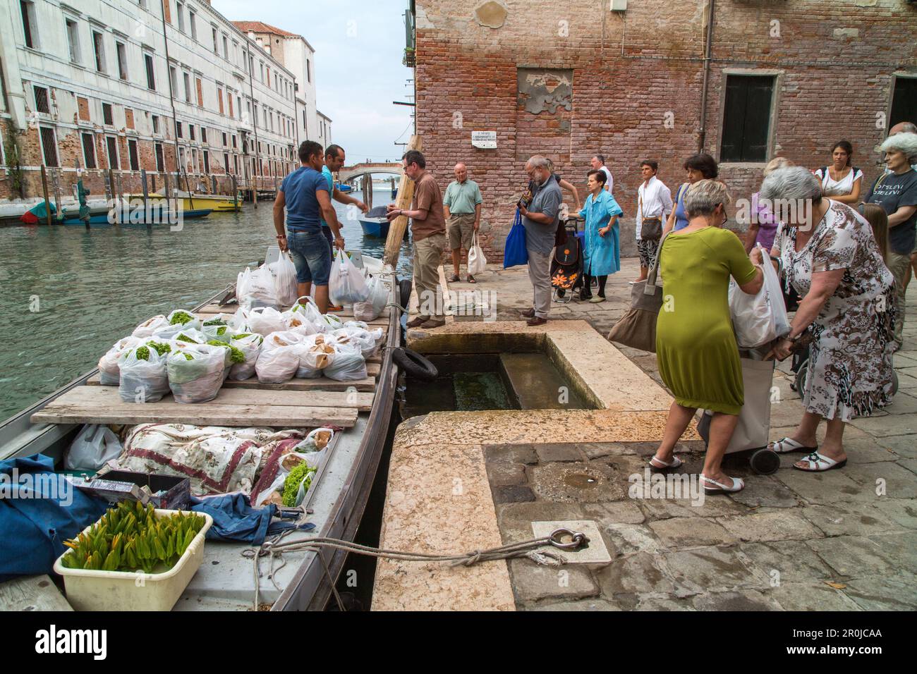 bags of vegetables, orders from Sant'Erasmo Island, delivery by boat ...