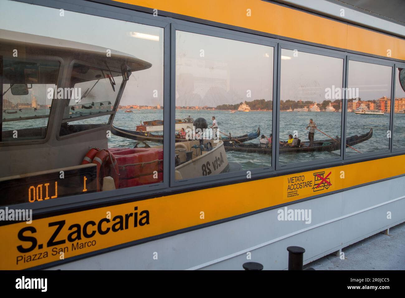 Vaporetto waterbus, floating jetty, mooring, pontoon, approdo ...