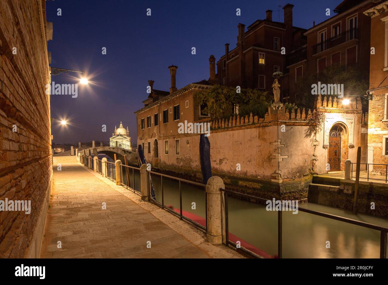 Rio dela Fornace, Zattere, high walls, gardens, fondamenta, pavement ...