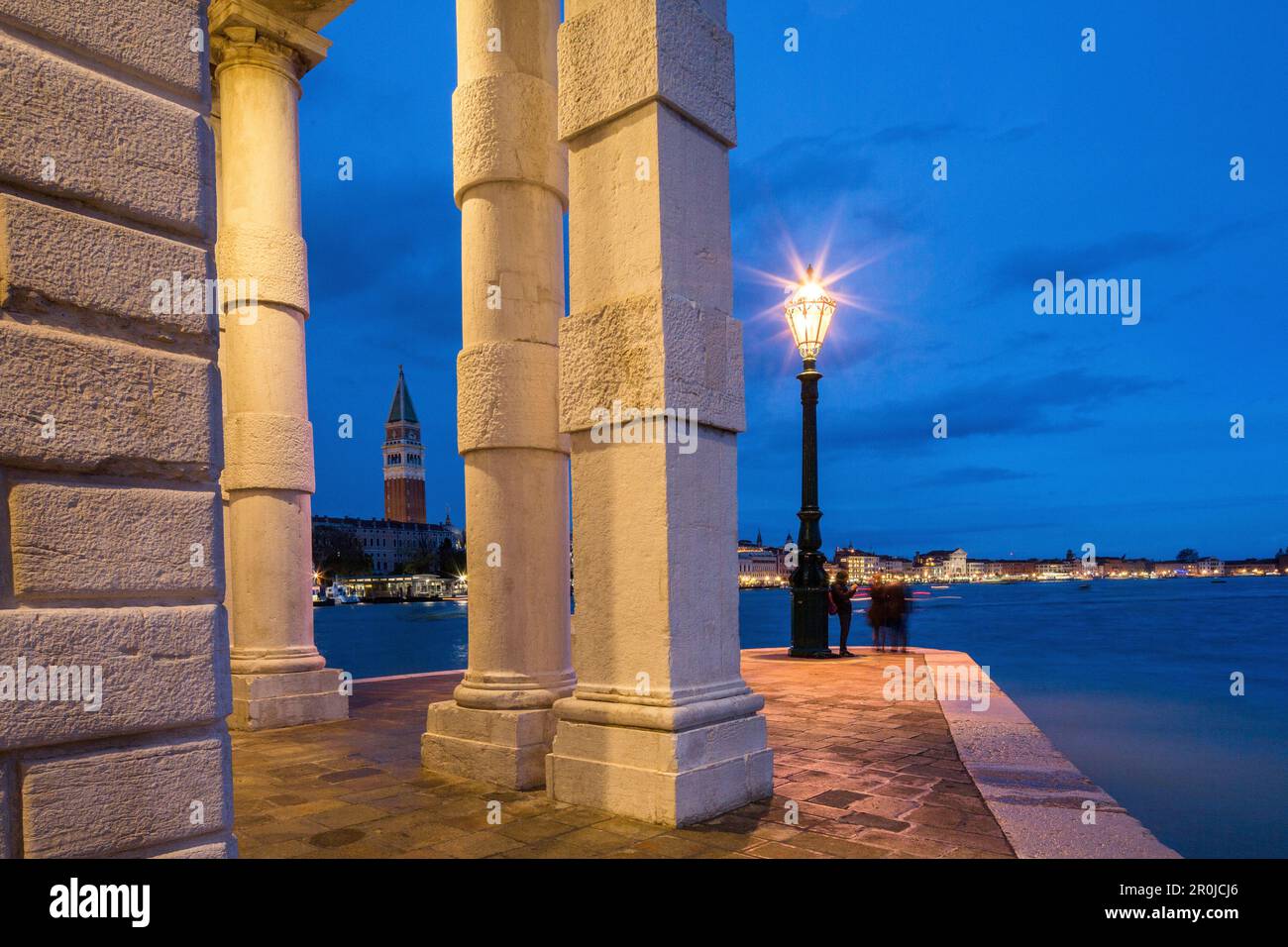 Night shot, Punta della Dogana, street light, lamp on the point, former ...