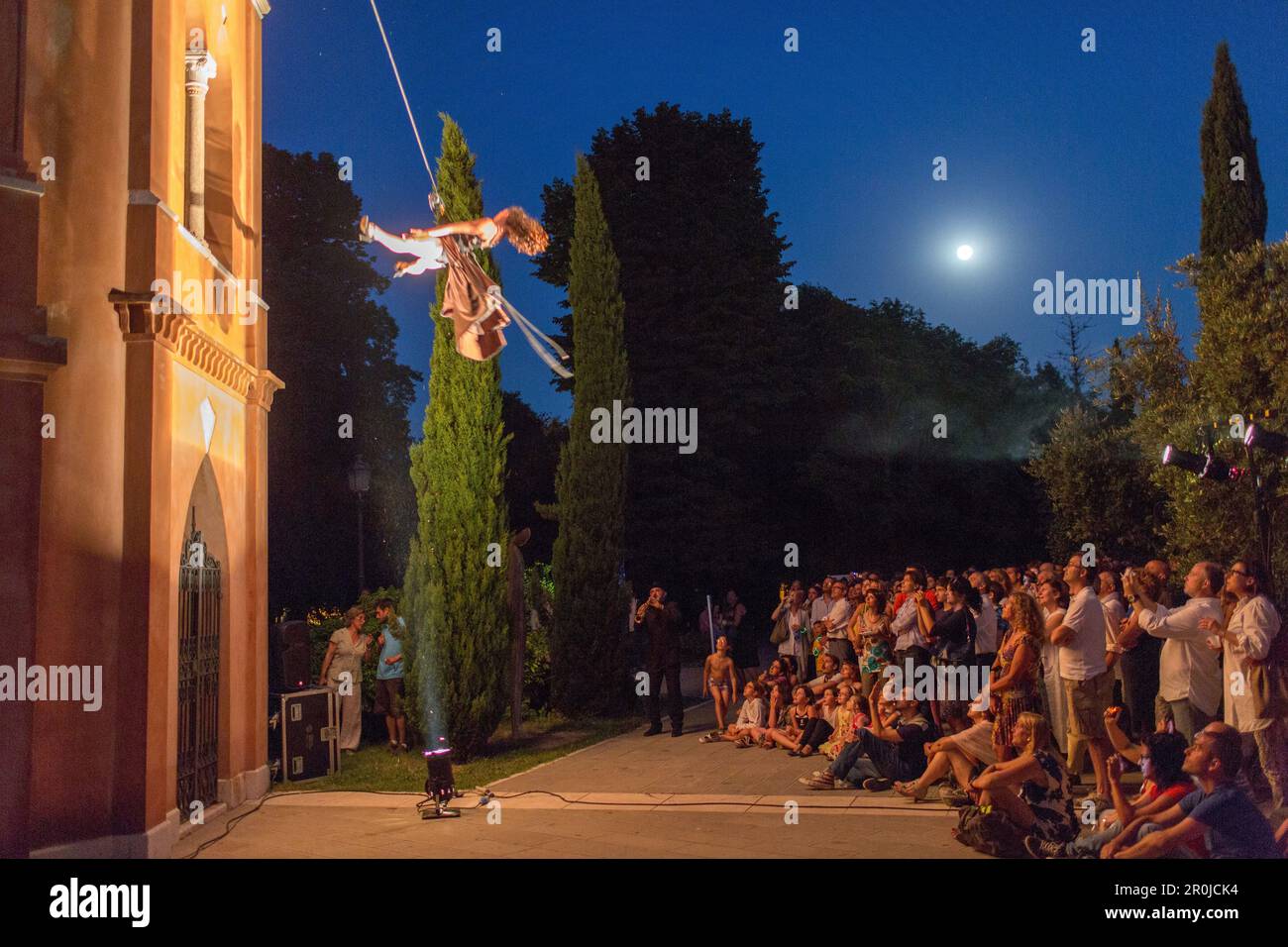 Danza verticale hi-res stock photography and images - Alamy