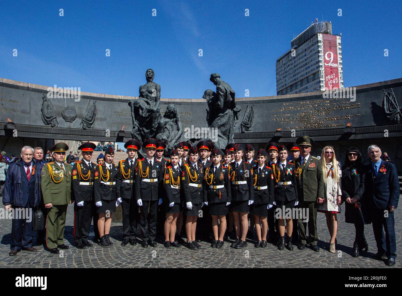 Heroic pose group hi-res stock photography and images - Alamy