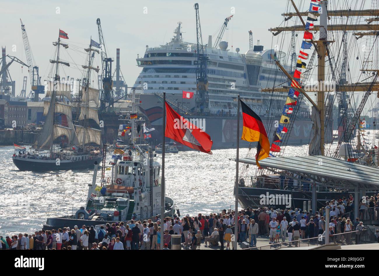 Sailing ships and cruiseship, Hamburg Harbour Festival, port birthday ...
