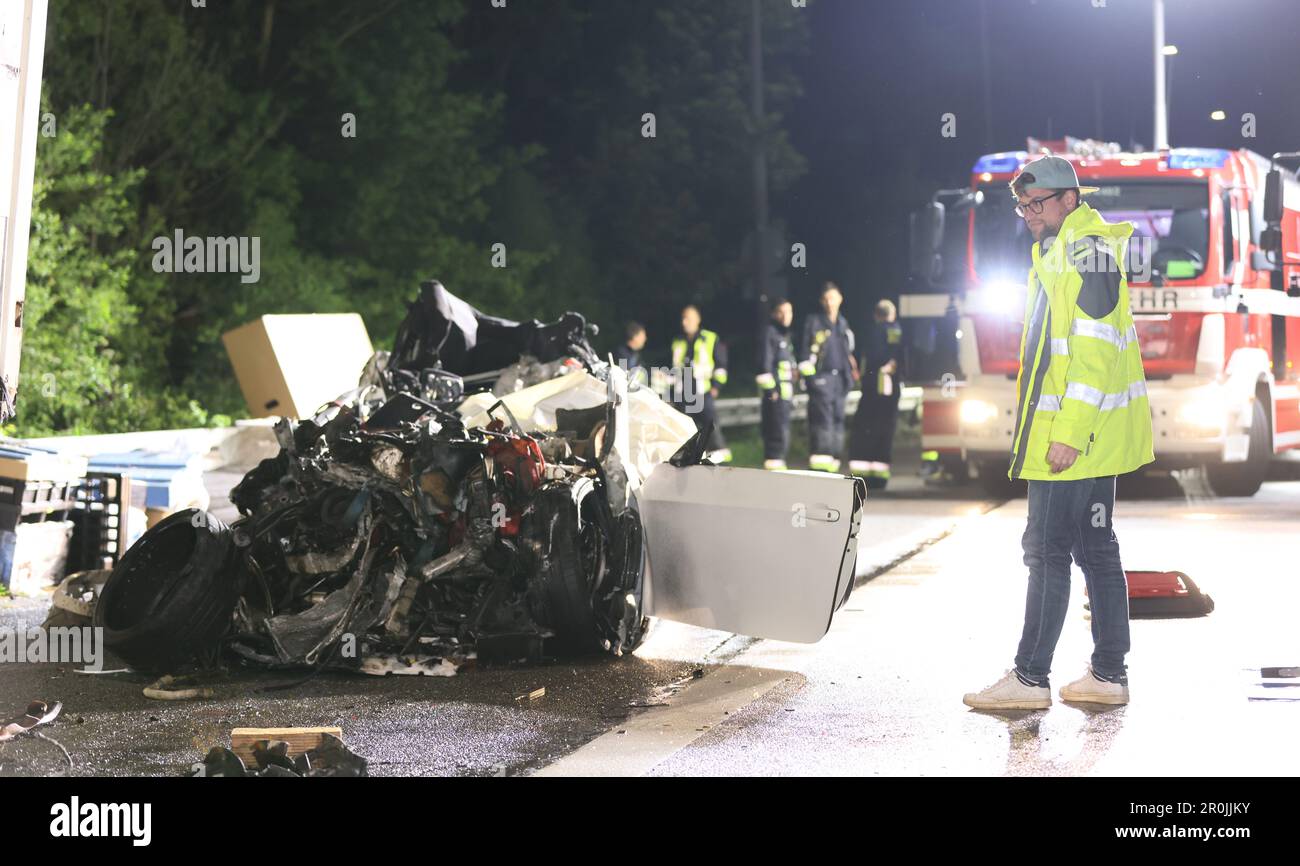Nuremberg, Germany. 08th May, 2023. An expert examines a wrecked car. A ...