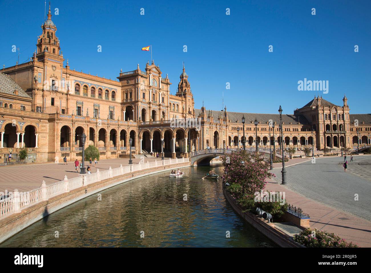 Row boats on canal hi-res stock photography and images - Alamy