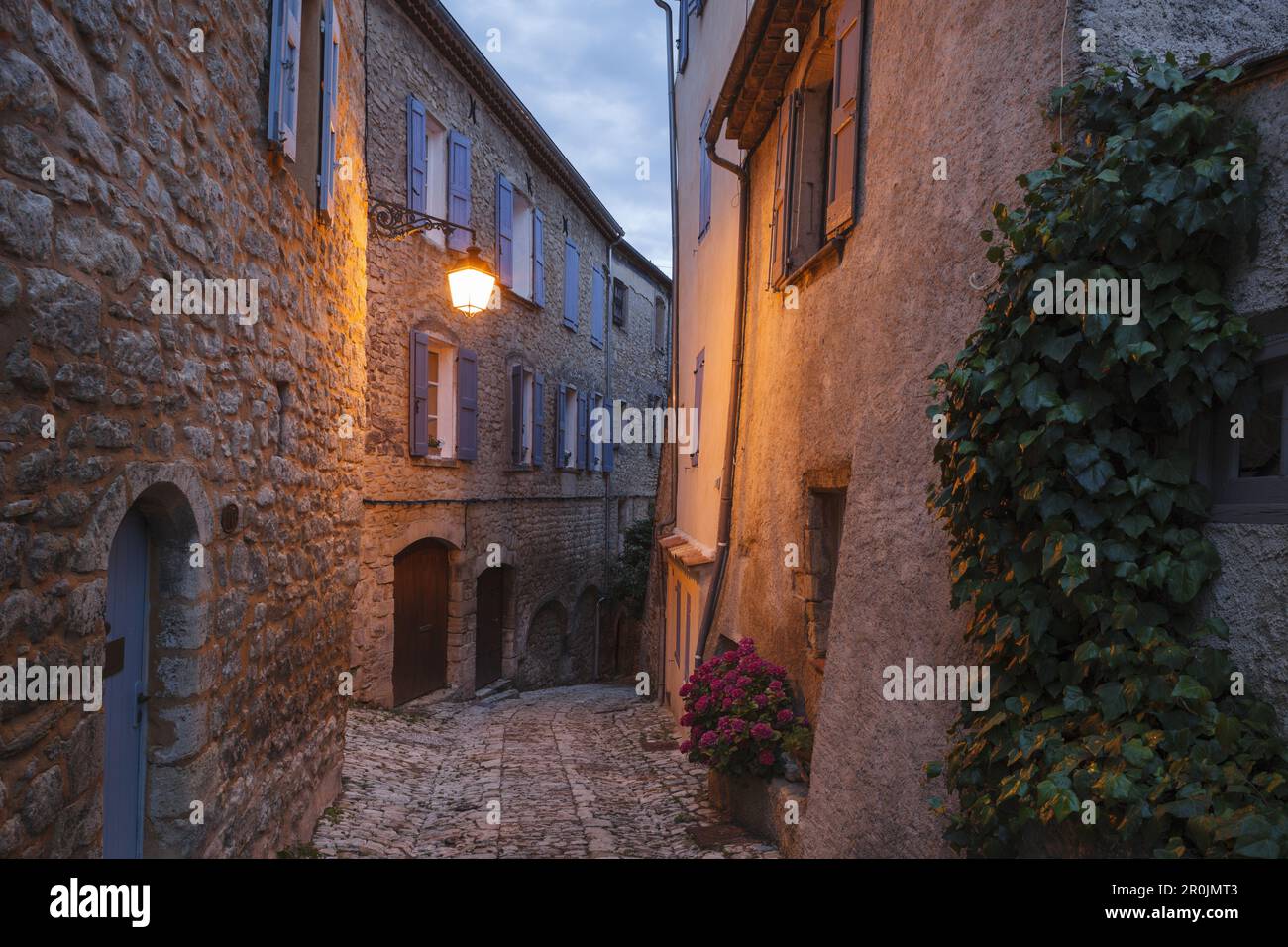 lane, alley in the old town, Forcalquier, town, Alpes-de-Haute-Provence ...