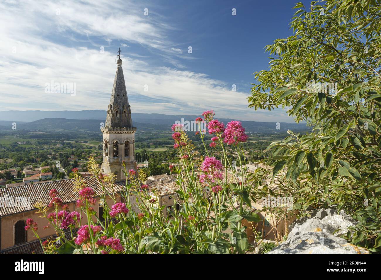 Saturnin-les-Apt, village near Apt, Luberon mountains, Luberon, natural park, Vaucluse, Provence ...