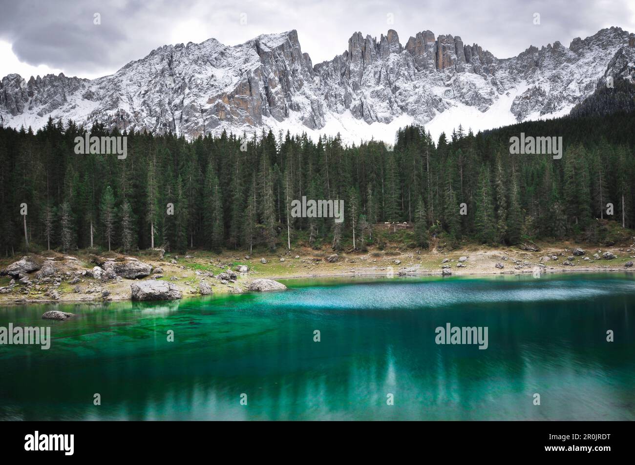 Karersee lake, Lago di Carezza, with view to snow covered Latemar, Lago ...