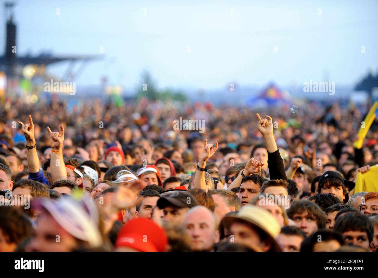 Cheering fans at an outdoor rock concert hi-res stock photography and ...