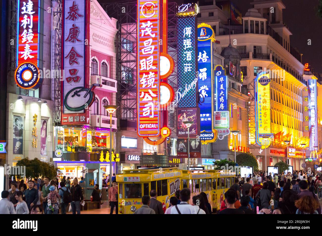 Evening on Nanjing Road, shopping street, people, ads, Chinese ...