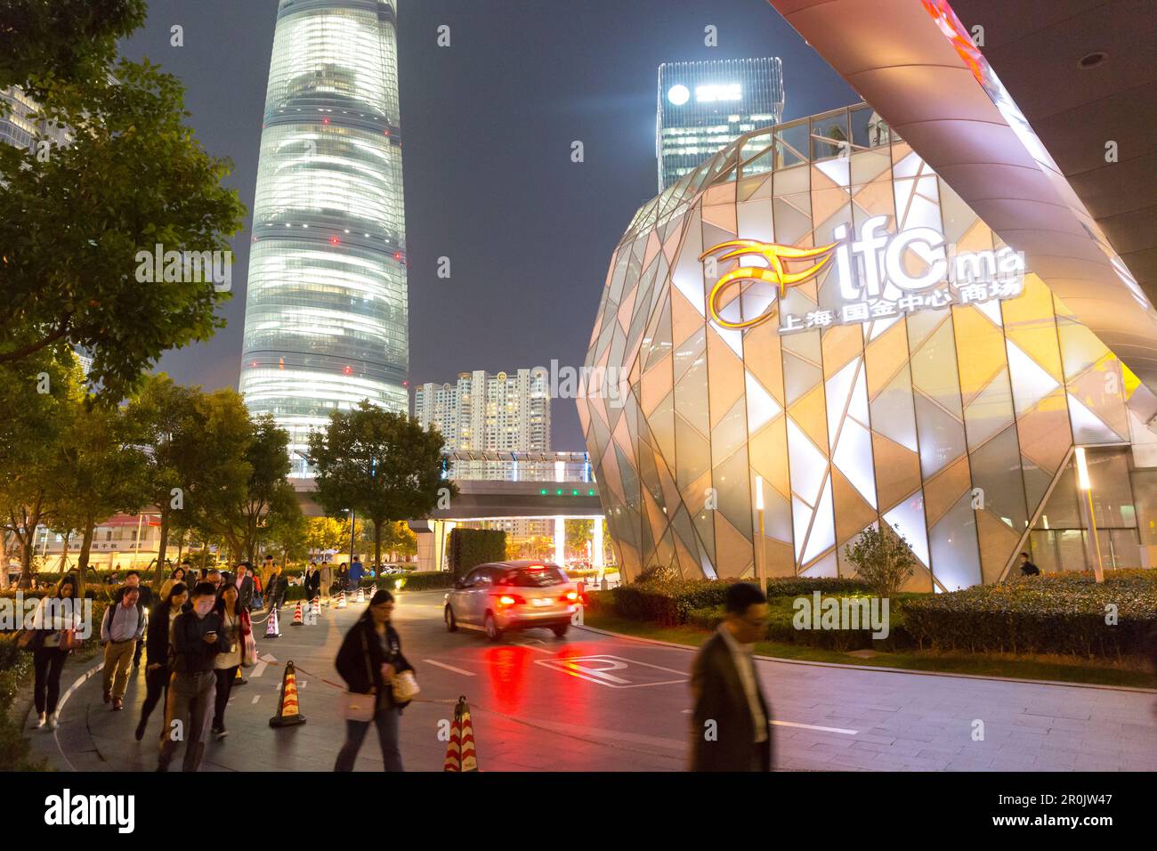 Night, Pudong, people walking, street, traffic, Shanghai Tower ...