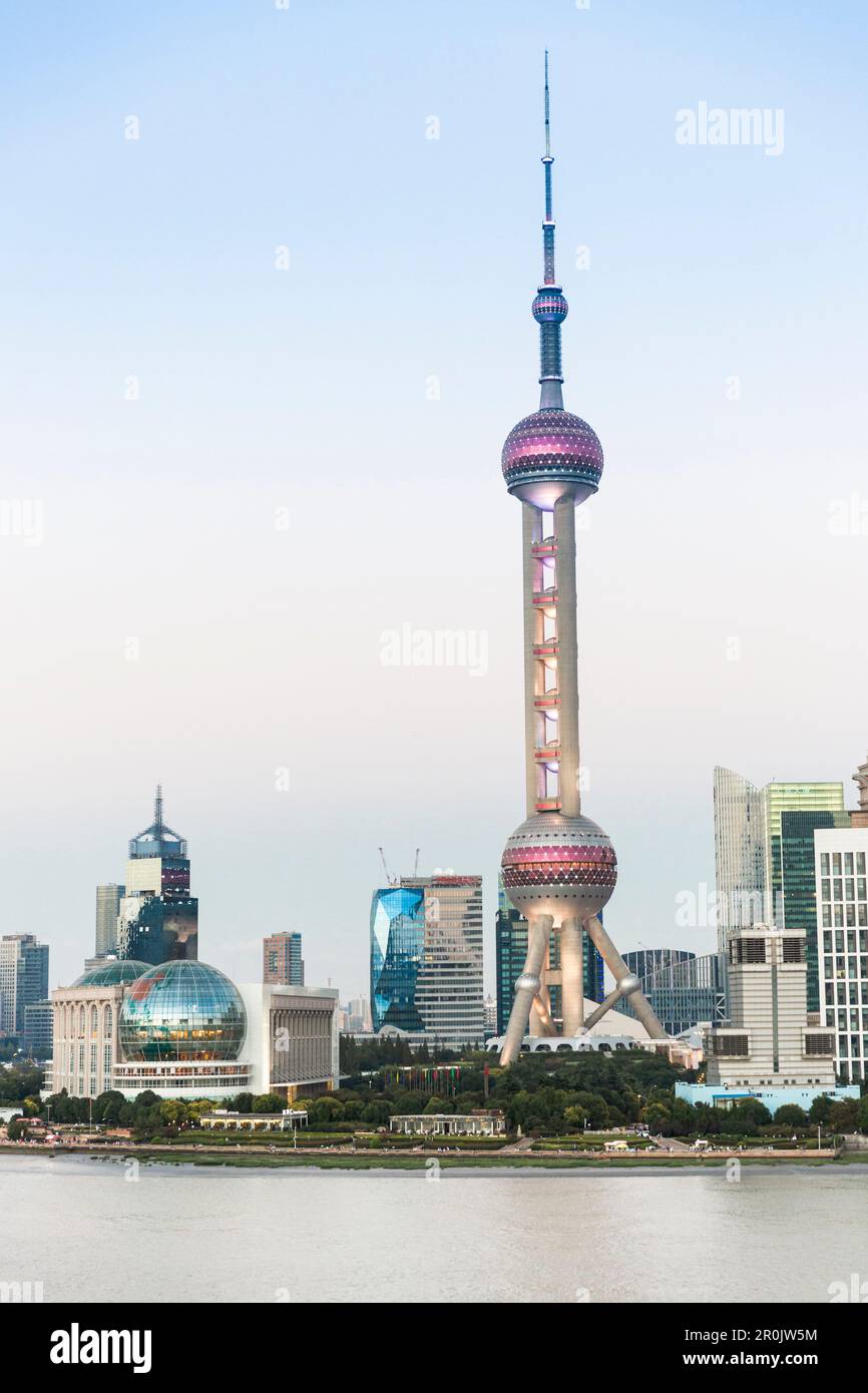 Early evening on the Bund, landmark of Shanghai, dusk, twilight ...