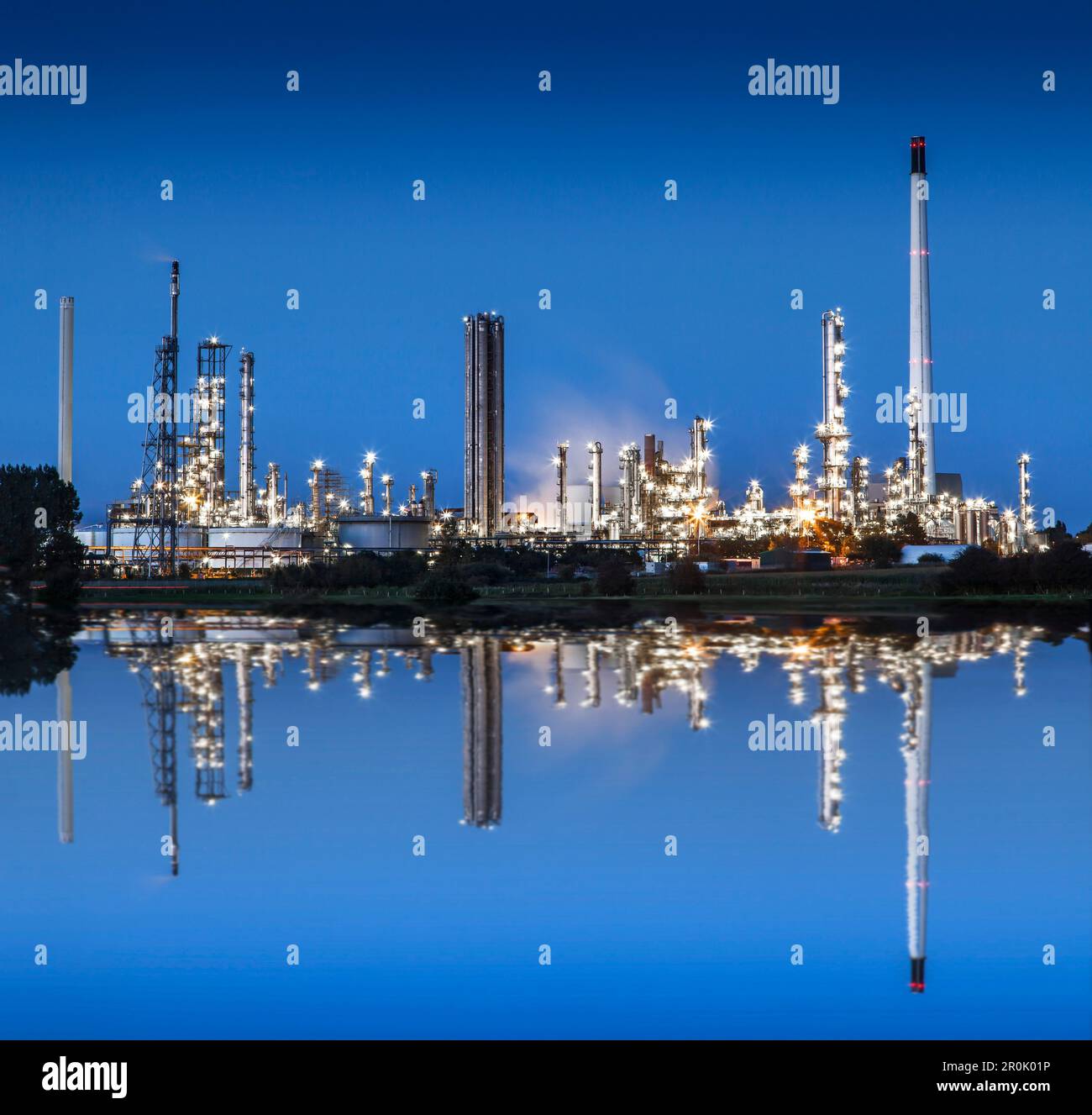 Refinery at night, Refinery Heide Hemmingstedt, Schleswig-Holstein ...