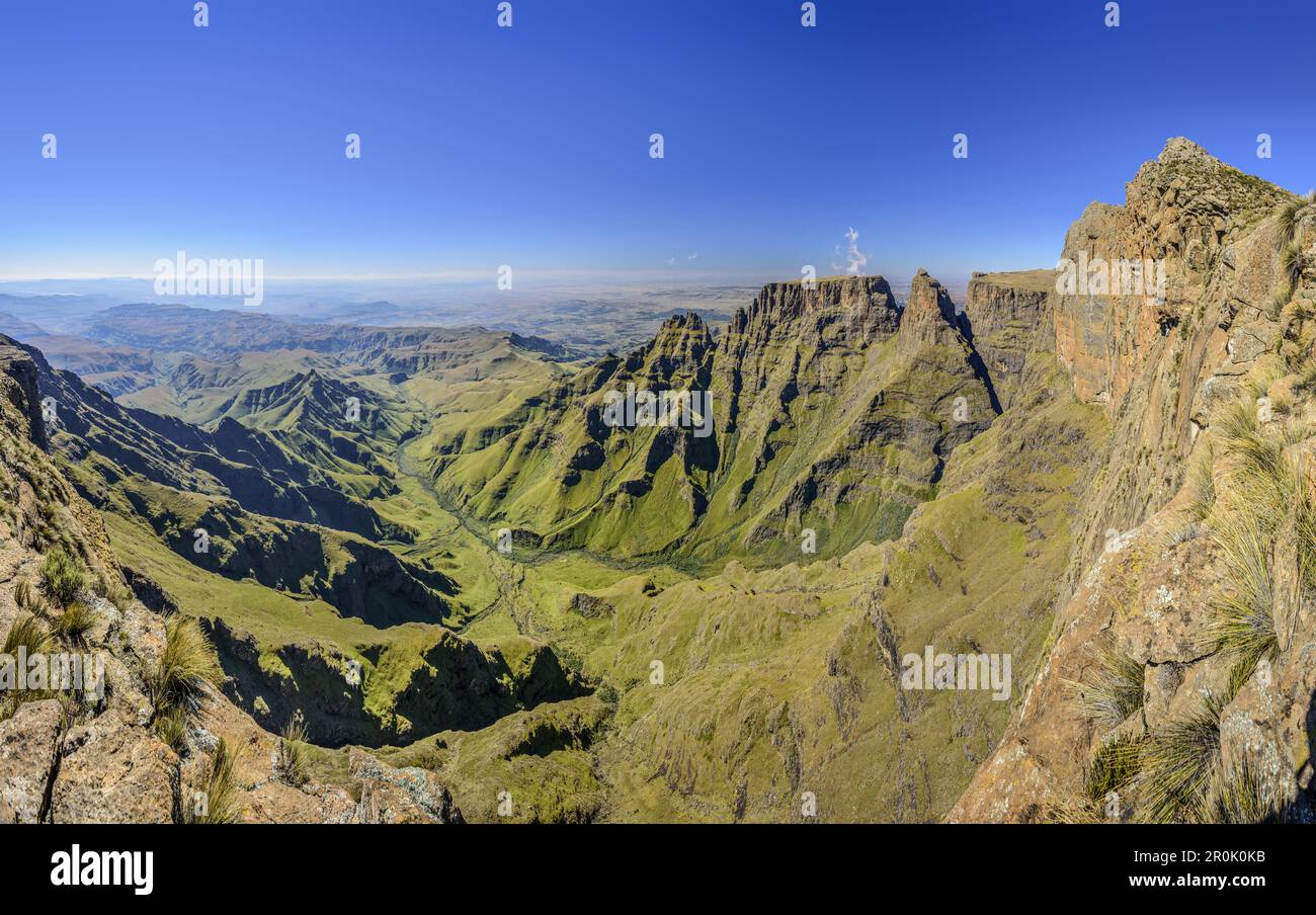 Panorama with Sterkhorn, Cathkin Peak, Monks Cowl and Champagne Castle ...