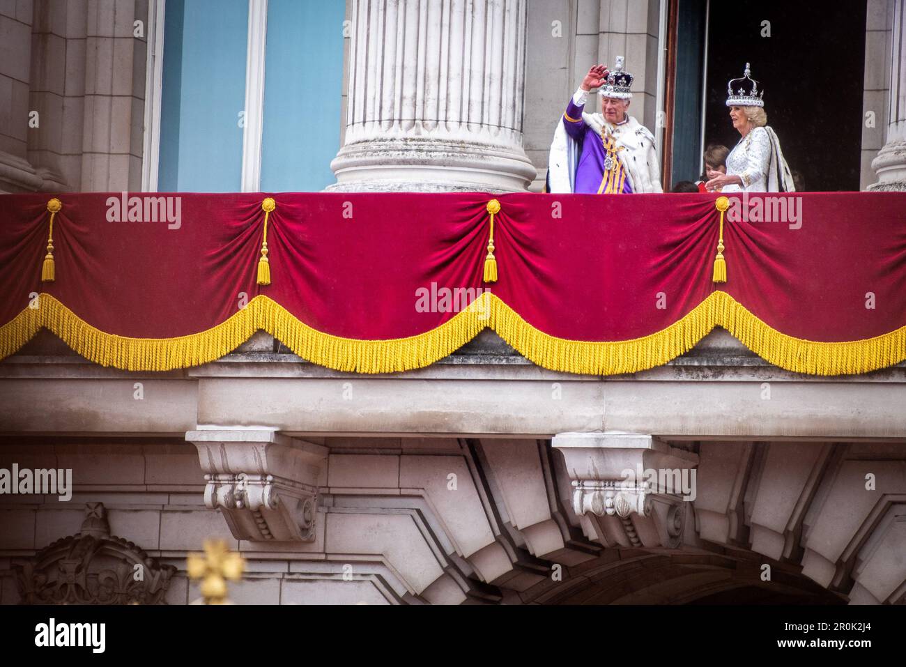 King Charles III and Queen Camilla stand on the balcony of Buckingham ...