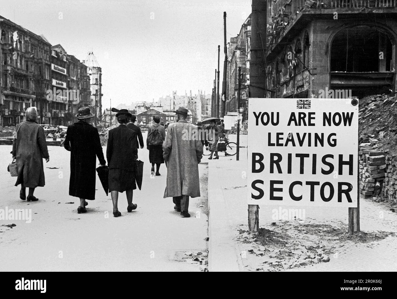 Passanten beim Verlassen des "British Sector" im Berlin der ...