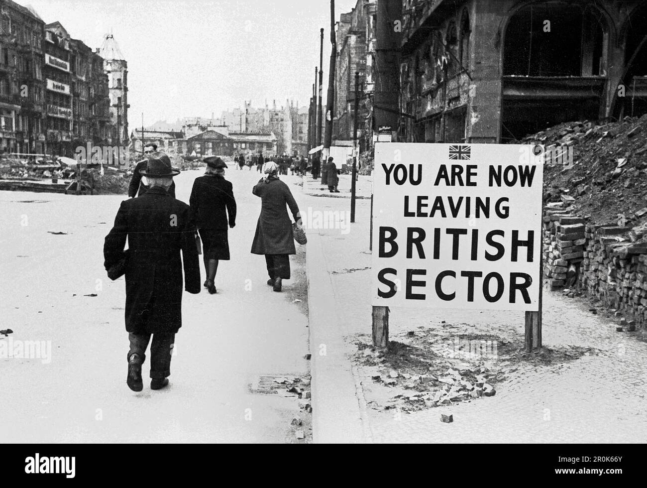 Passanten beim Verlassen des "British Sector" im Berlin der ...
