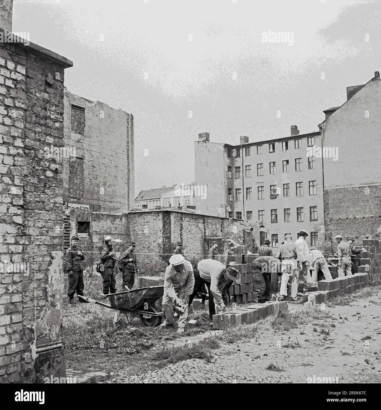 Reichstag hat es eilig - Original-Bildunterschrift: Bei der ...