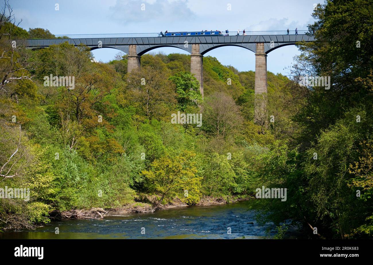 Narrowboat crossing the Pontcysyllte Aqueduct along the Llangollen ...