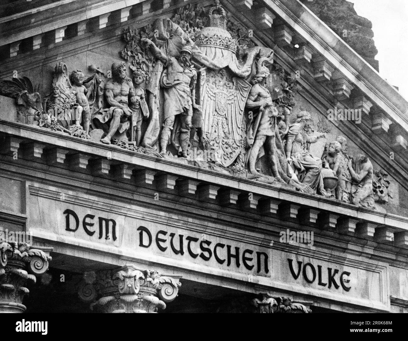 Original-Bildunterschrift: "Dem deutschen Volke" - Die Gerüste am ...